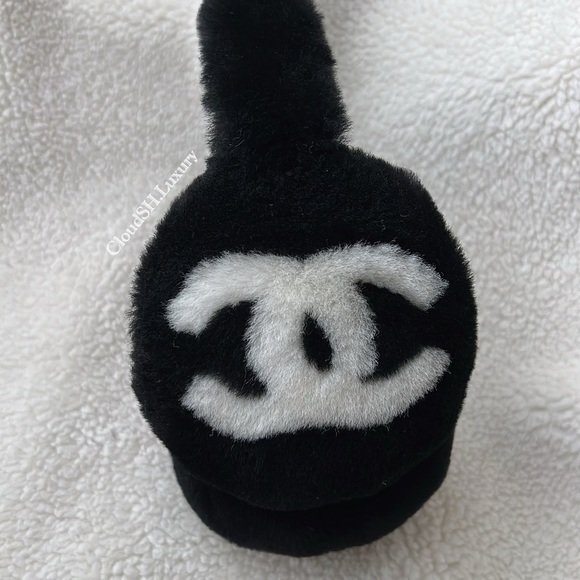 CHANEL | Accessories | Auth Bn Chanel Black White Cc Logo Shearling ...
